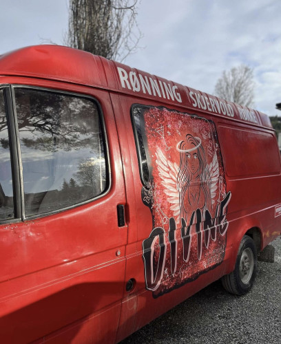 Russevan selges til russ 2025 | Russehjelpen