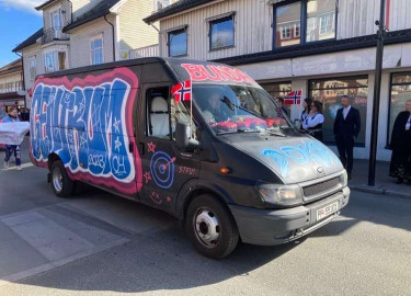 Russebuss og russebil til salgs | Russehjelpen