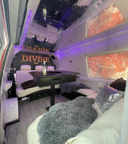 Russevan selges til russ 2025 | Russehjelpen